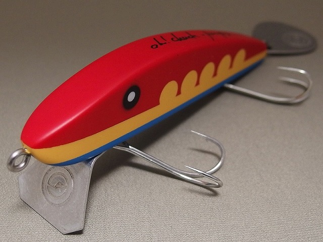 こちらは四角いボディでテールを沈めた斜め浮きです。